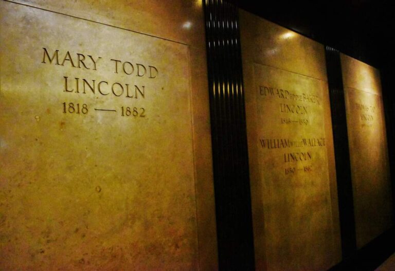 Paying Respect At Lincoln's Tomb - Our Changing Lives